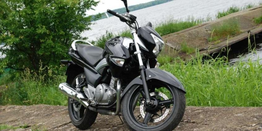 Suzuki GW250 Inazuma - słaba, a cieszy... • AutoCentrum.pl