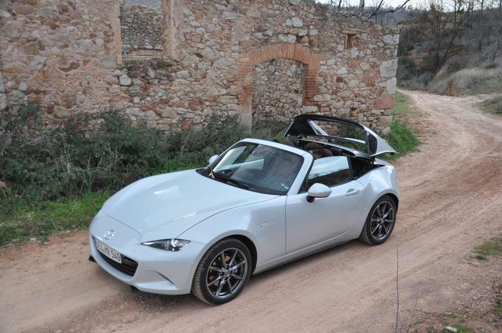 Mazda MX-5 RF – Trochę cabrio, trochę coupe • AutoCentrum.pl
