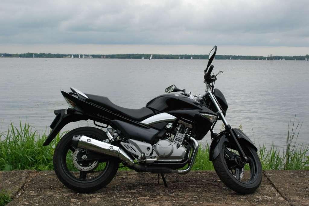 Suzuki GW250 Inazuma - słaba, a cieszy... • AutoCentrum.pl