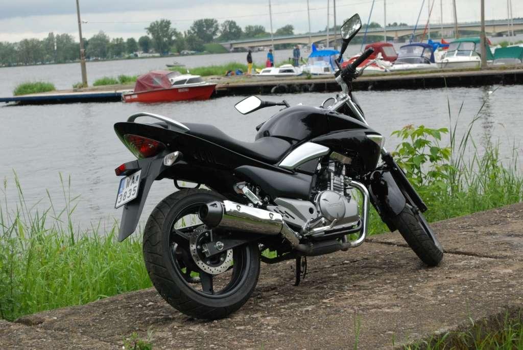 Suzuki GW250 Inazuma - słaba, a cieszy... • AutoCentrum.pl