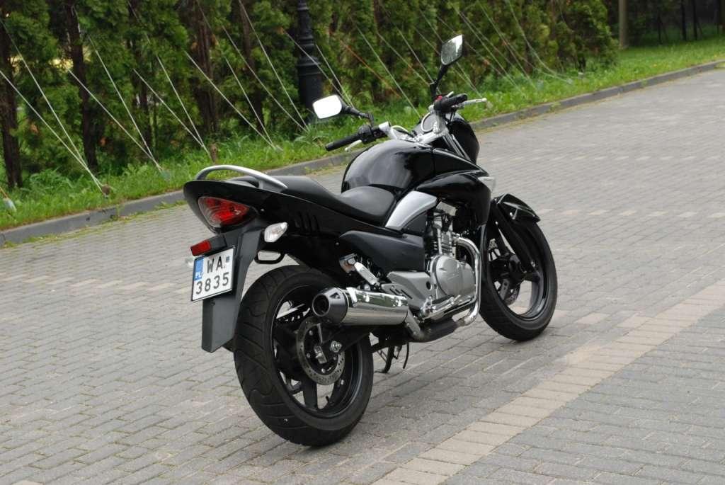 Suzuki GW250 Inazuma - słaba, a cieszy... • AutoCentrum.pl