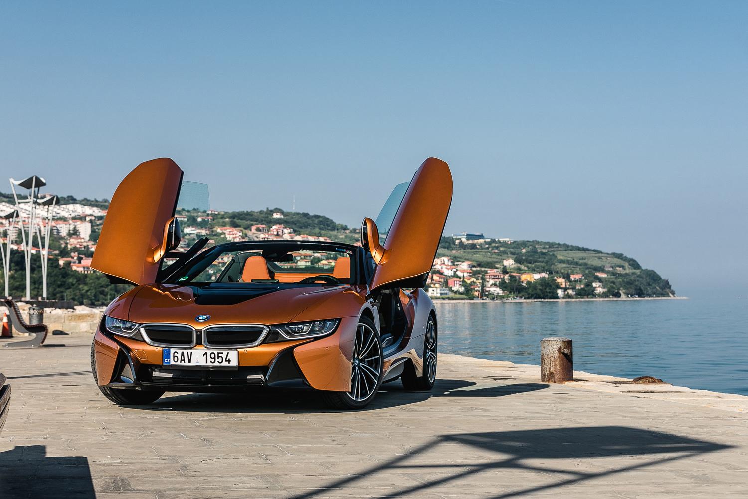BMW i8 Roadster – supersamochód bez dachu i z trzema cylindrami ...