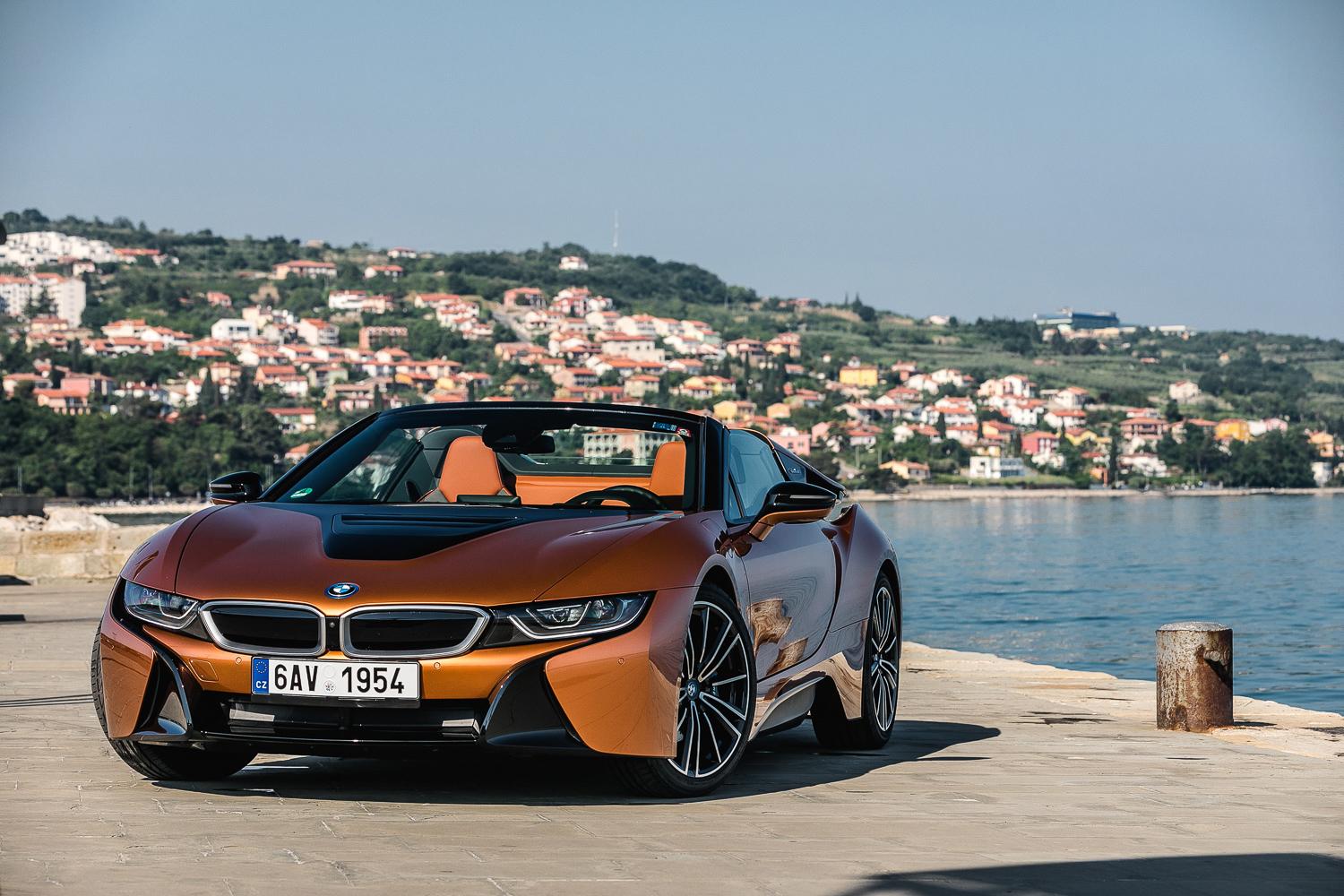BMW i8 Roadster – supersamochód bez dachu i z trzema cylindrami ...