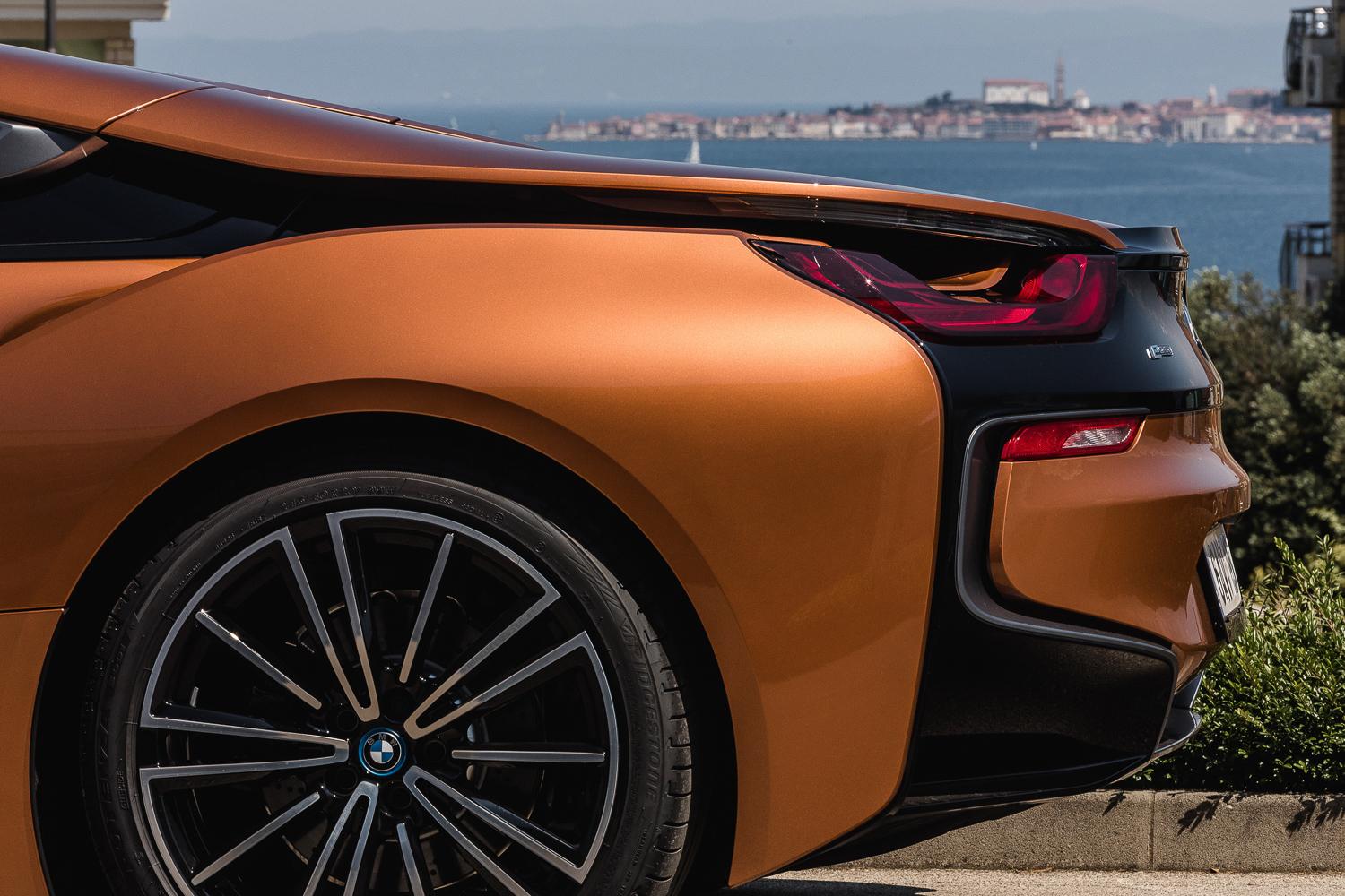 BMW i8 Roadster – supersamochód bez dachu i z trzema cylindrami ...