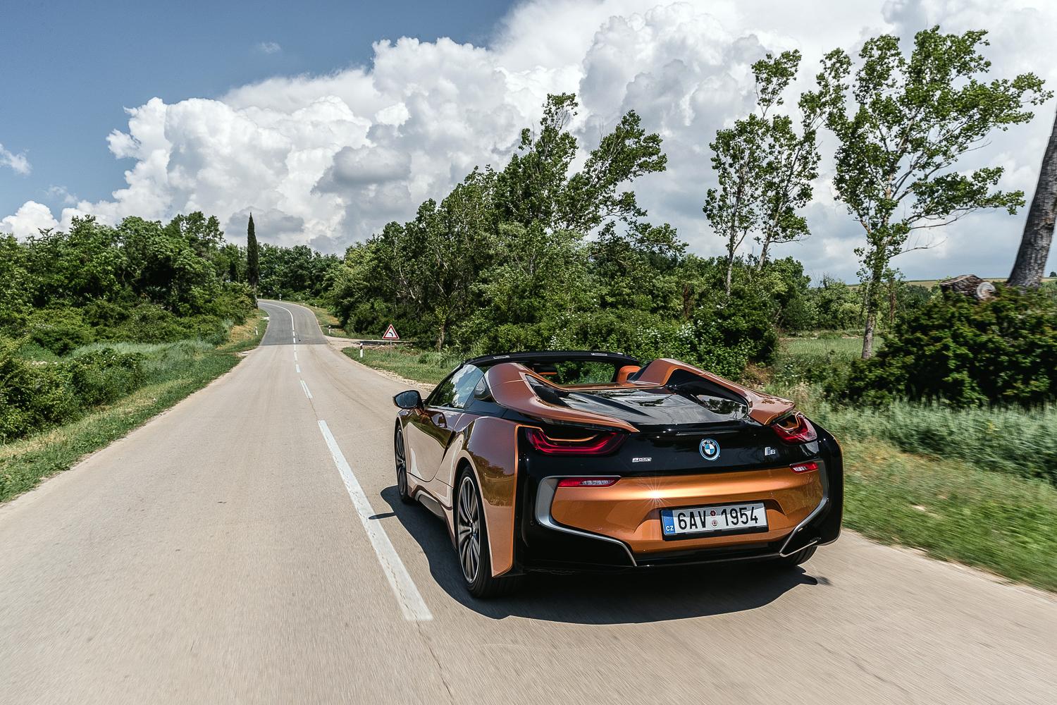 BMW i8 Roadster – supersamochód bez dachu i z trzema cylindrami ...