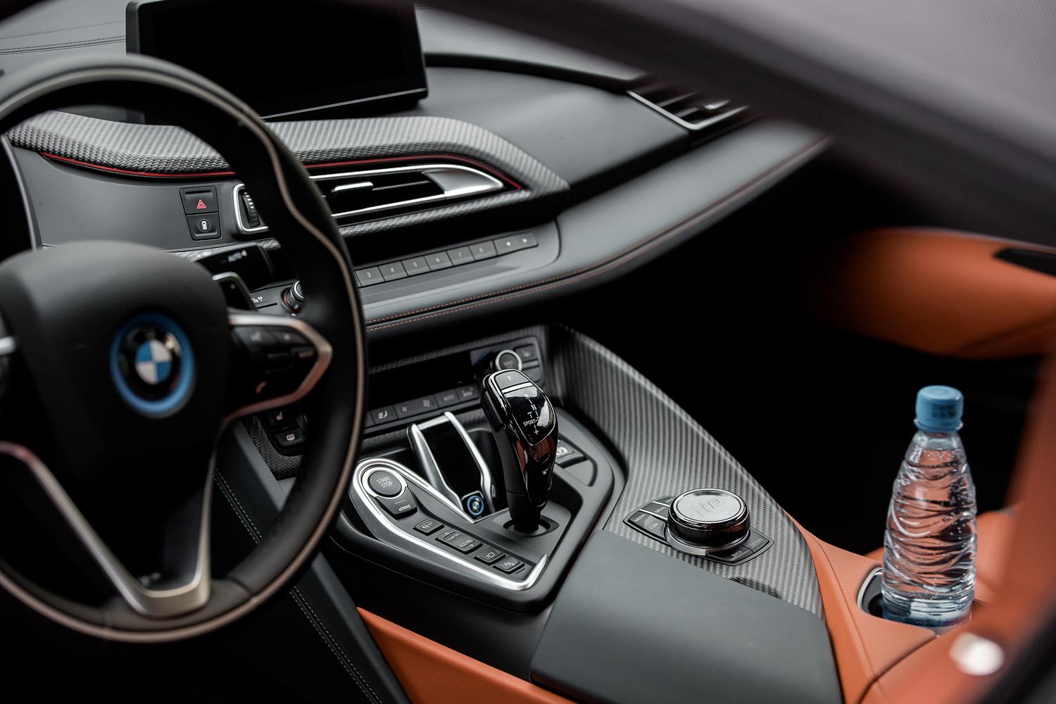 BMW i8 Roadster – supersamochód bez dachu i z trzema cylindrami ...