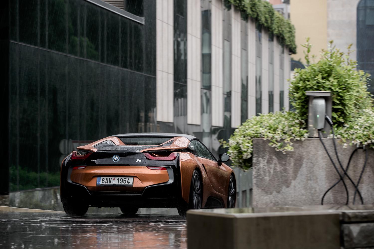 BMW i8 Roadster – supersamochód bez dachu i z trzema cylindrami ...