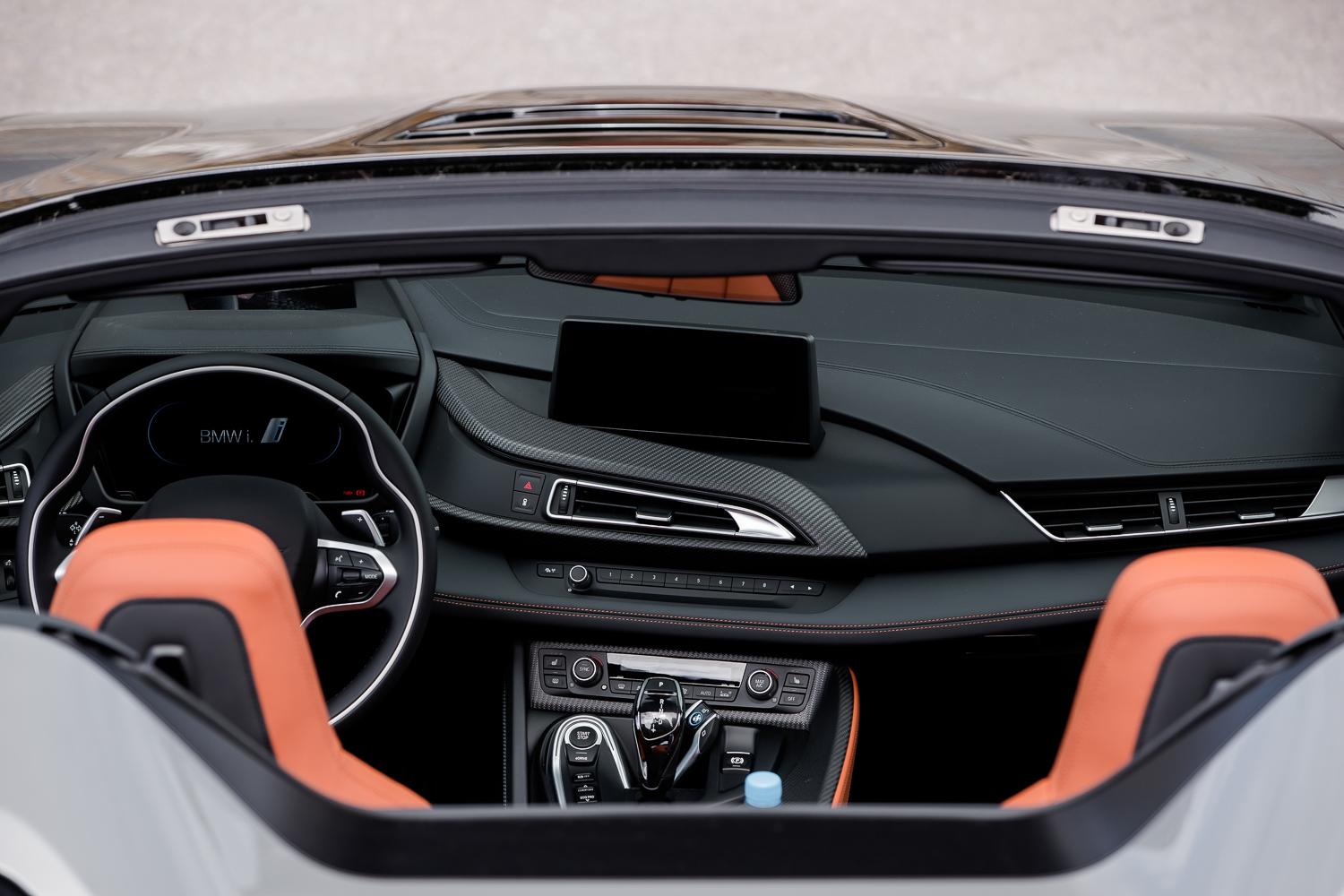 BMW i8 Roadster – supersamochód bez dachu i z trzema cylindrami ...