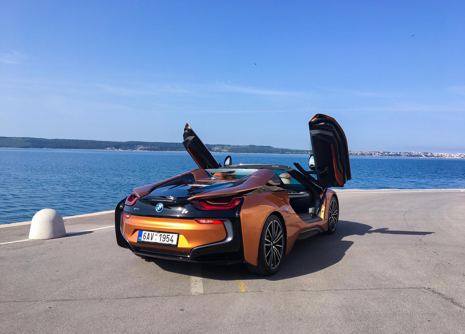 BMW i8 Roadster – supersamochód bez dachu i z trzema cylindrami ...