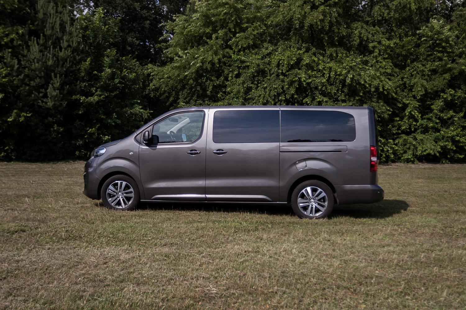 Rodzinny samochód dla VIP-ów – Peugeot Traveller Business VIP Long ...
