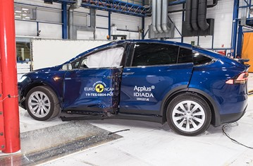 Test zderzeniowy Tesla Model X Long Range, LHD 2019 • AutoCentrum.pl