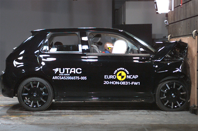 Test zderzeniowy Honda e, RHD 2020 • AutoCentrum.pl