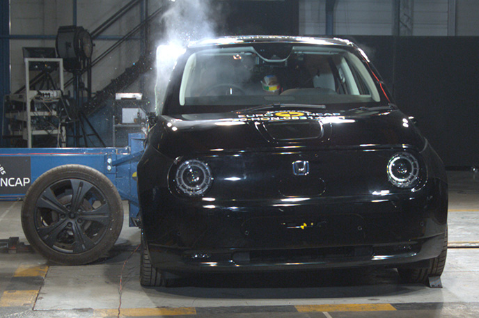 Test zderzeniowy Honda e, RHD 2020 • AutoCentrum.pl